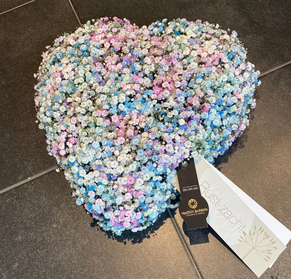 Hart met gypsophilia - rouwbloemstuk kopen | Maison Barroo